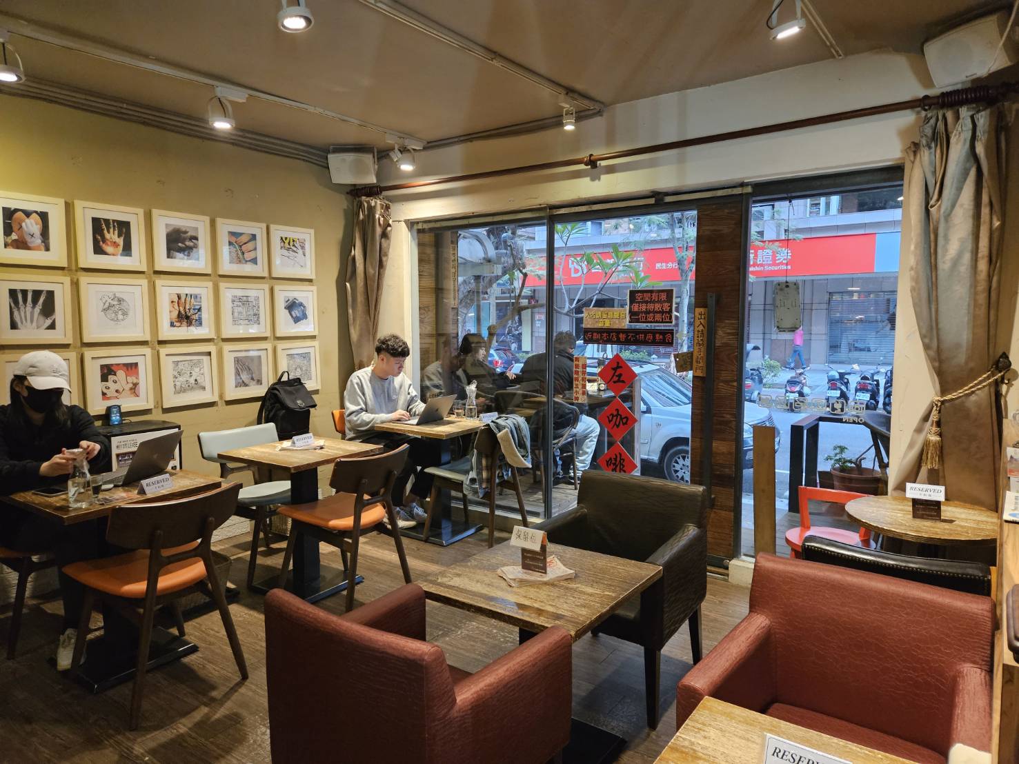 DOUSUN CAFE| 左先生的咖啡世界：沉靜木質風×慢步調深夜工作咖啡廳 | 咖喳 Catcha