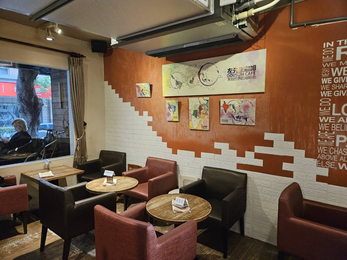 DOUSUN CAFE| 左先生的咖啡世界：沉靜木質風×慢步調深夜工作咖啡廳 | 咖喳 Catcha