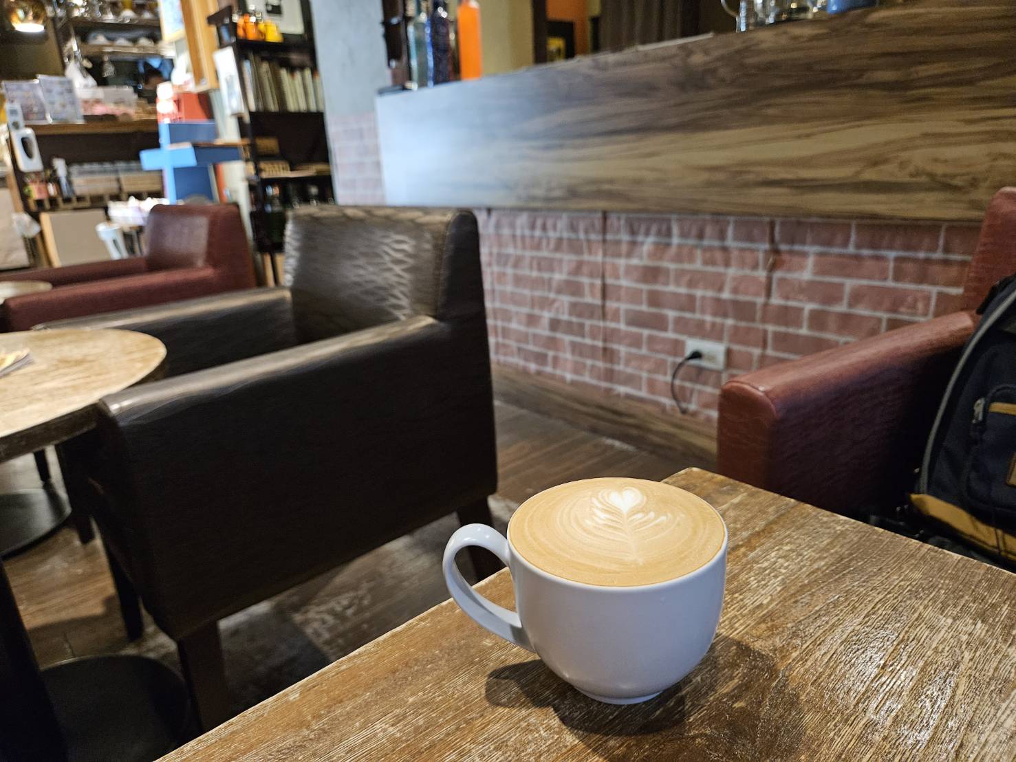 DOUSUN CAFE| 左先生的咖啡世界：沉靜木質風×慢步調深夜工作咖啡廳 | 咖喳 Catcha